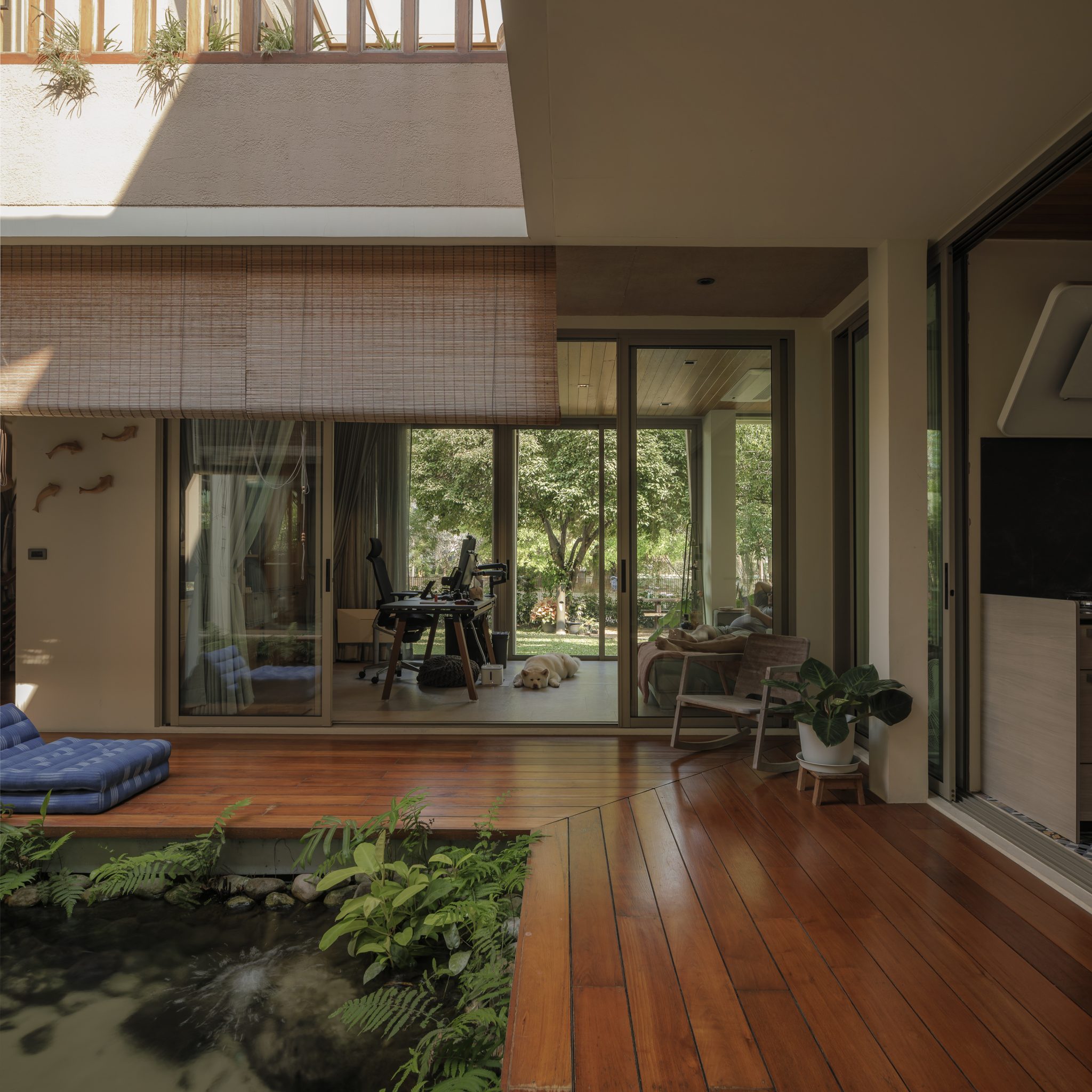 AN OLD HOUSE TURNS INTO AN AIRY TROPICAL HOME / Living Asean