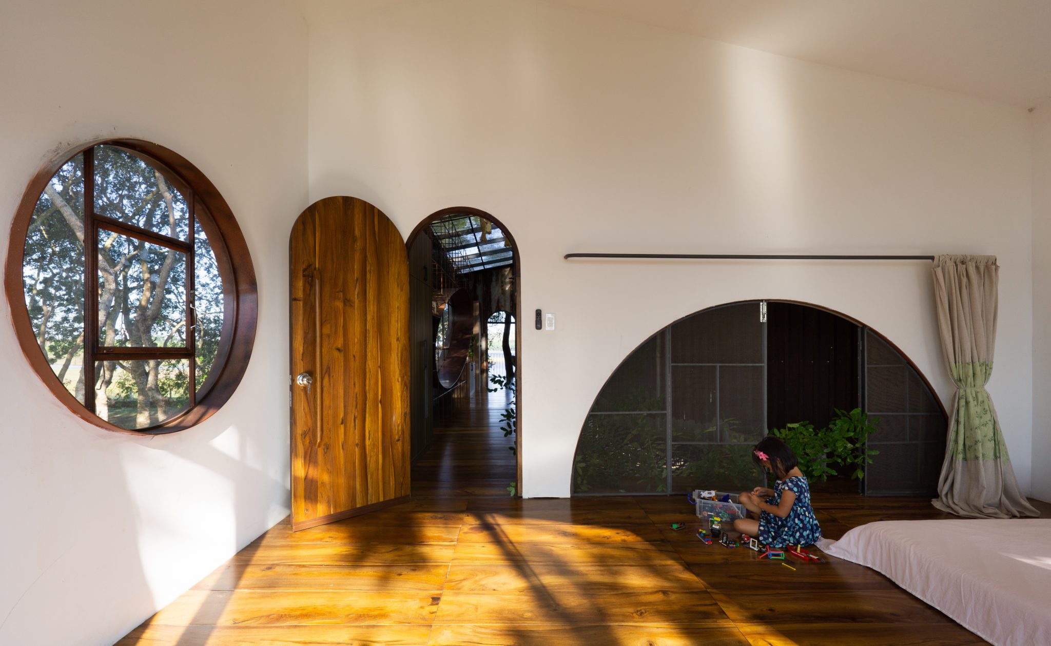 Treehouse by the Lake: A Nature-Loving Forest Home / Living Asean