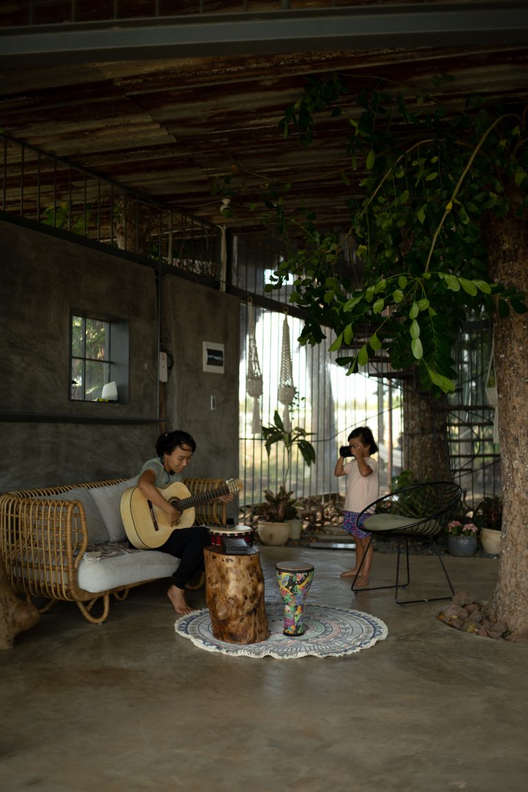 Treehouse by the Lake: A Nature-Loving Forest Home / Living Asean
