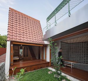 Distracted House: Unique Roof Style Merges Tradition with Modern Living ...