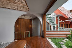 Distracted House: Unique Roof Style Merges Tradition with Modern Living ...