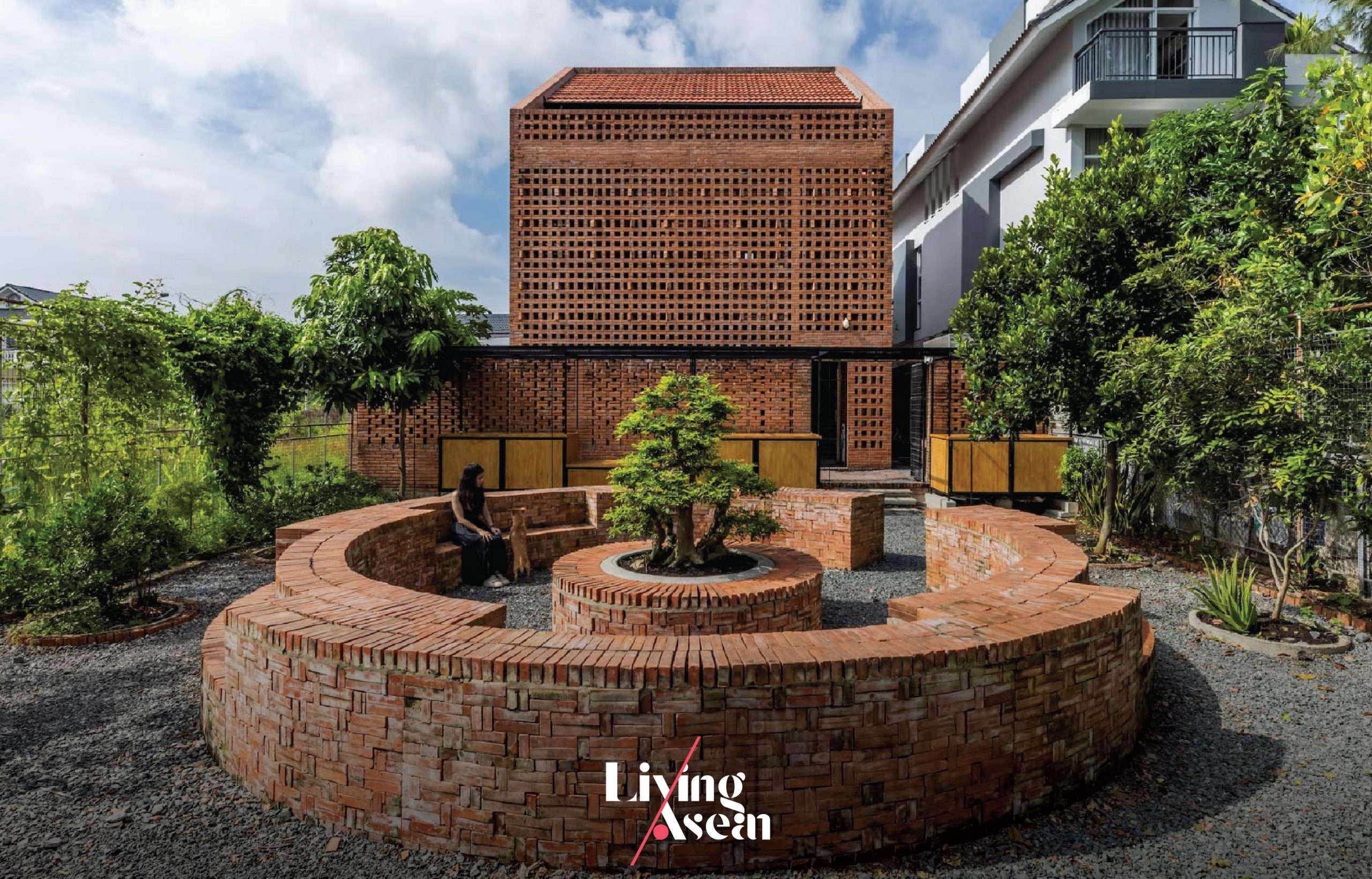 NHA BE HOUSE: A Brick Home Infused with Memories / Living Asean