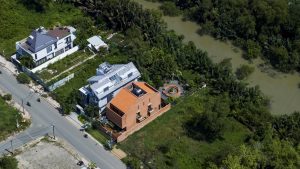 NHA BE HOUSE: A Brick Home Infused with Memories / Living Asean
