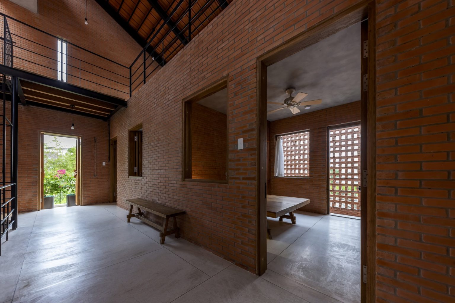 NHA BE HOUSE: A Brick Home Infused with Memories / Living Asean