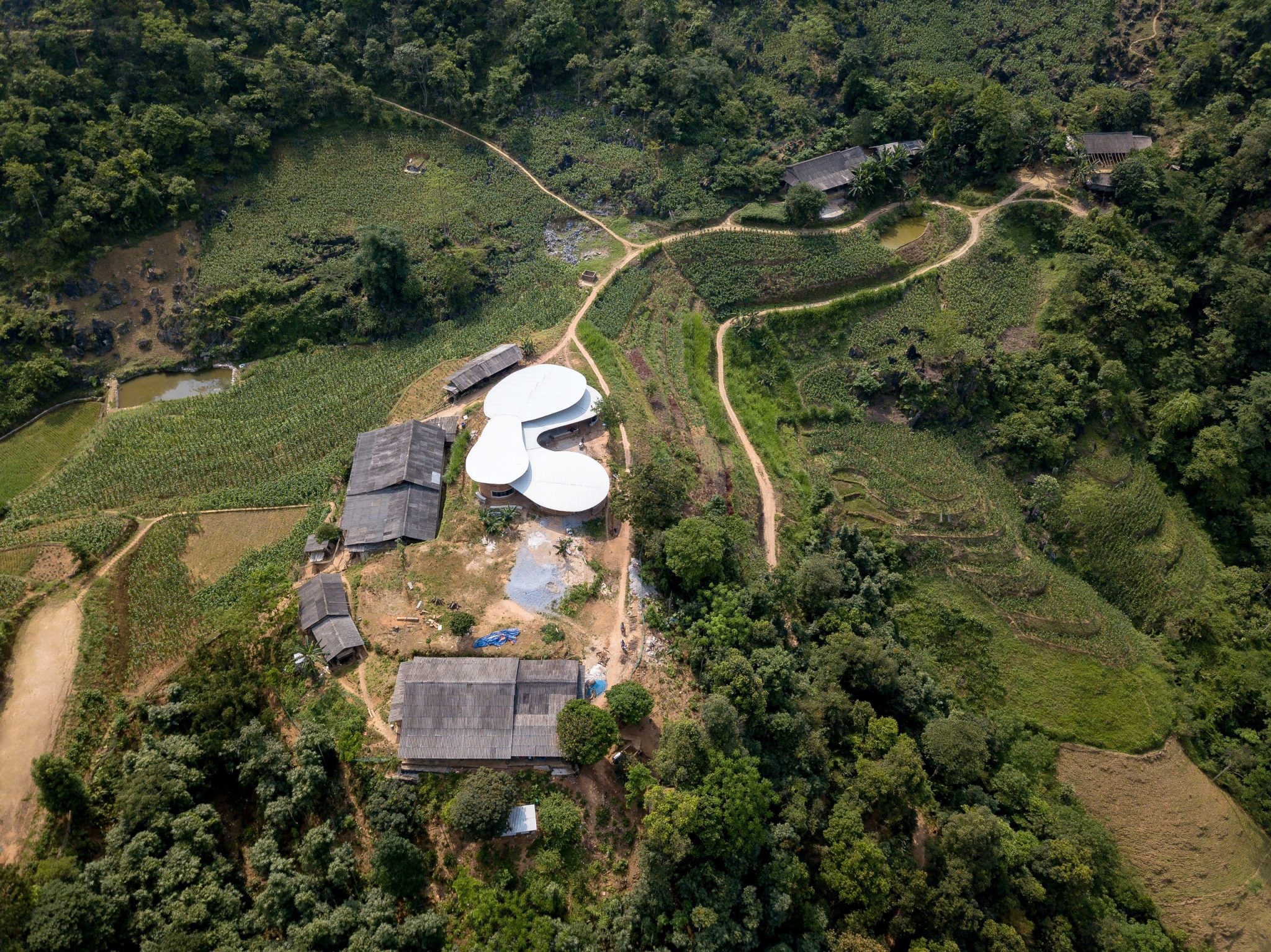 Lung Vai School: A Rammed Earth School amid Mountains / Living Asean