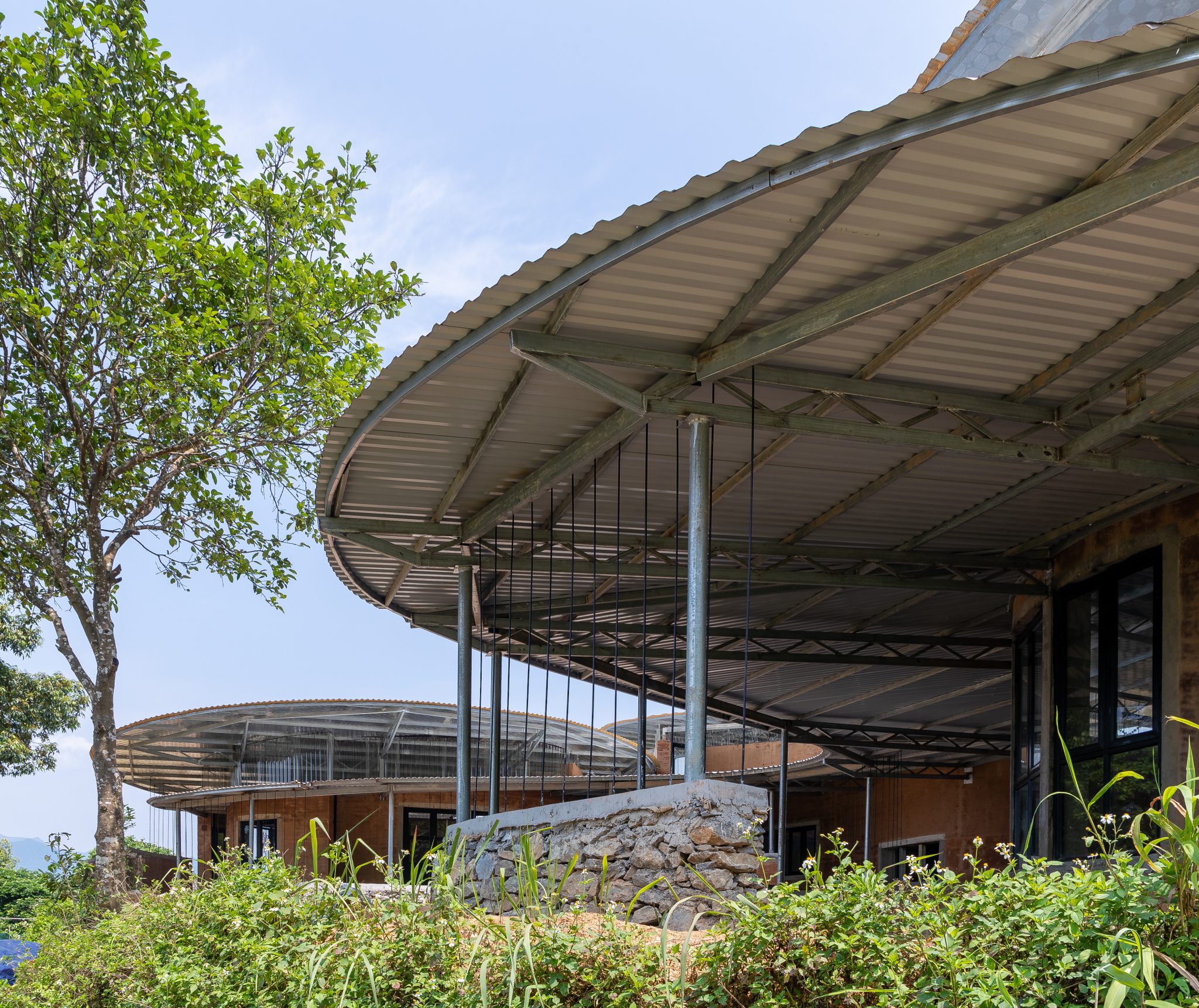 Lung Vai School: A Rammed Earth School amid Mountains / Living Asean