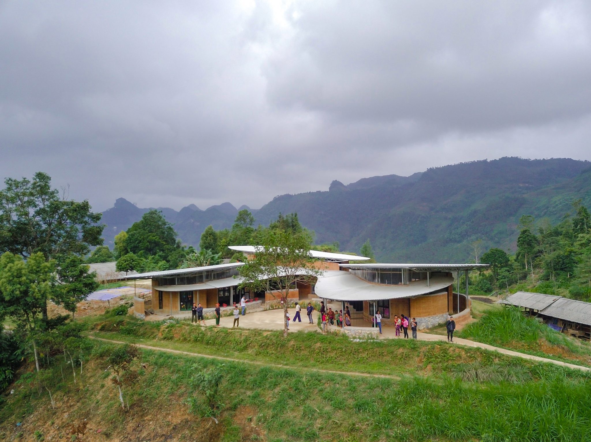 Lung Vai School: A Rammed Earth School amid Mountains / Living Asean