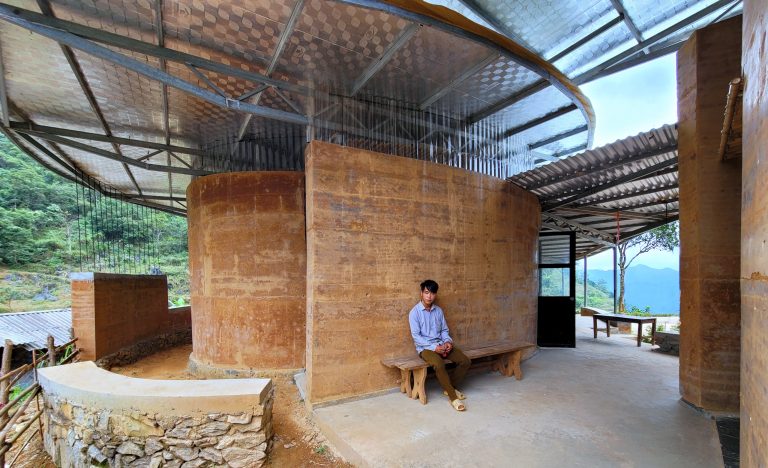 Lung Vai School: A Rammed Earth School amid Mountains / Living Asean