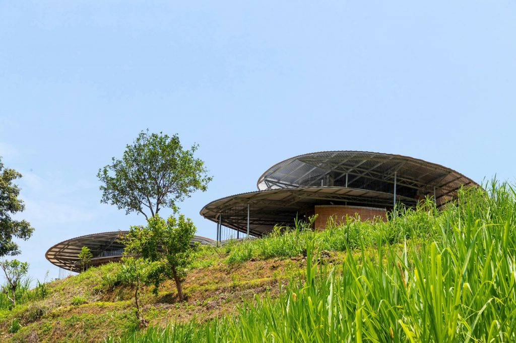 Lung Vai School: A Rammed Earth School amid Mountains / Living Asean