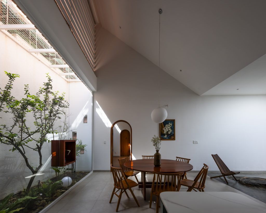 Tile House: Façades of Glimmering Tiles with a Story to Tell / Living Asean