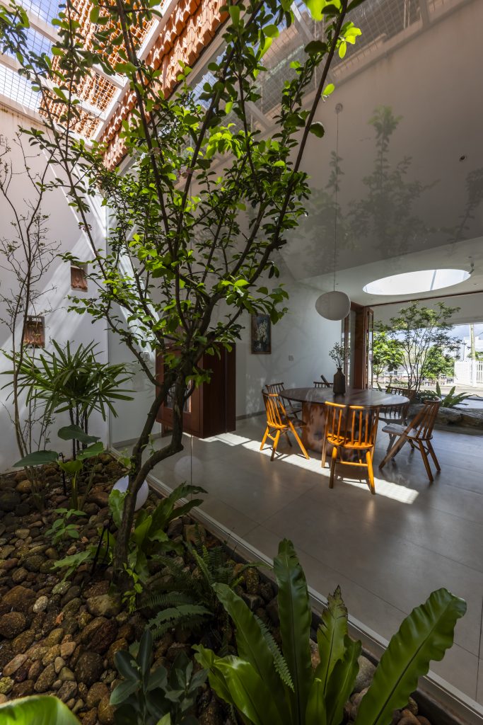 Tile House: Façades of Glimmering Tiles with a Story to Tell / Living Asean