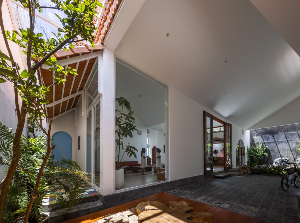 Tile House: Façades of Glimmering Tiles with a Story to Tell / Living Asean