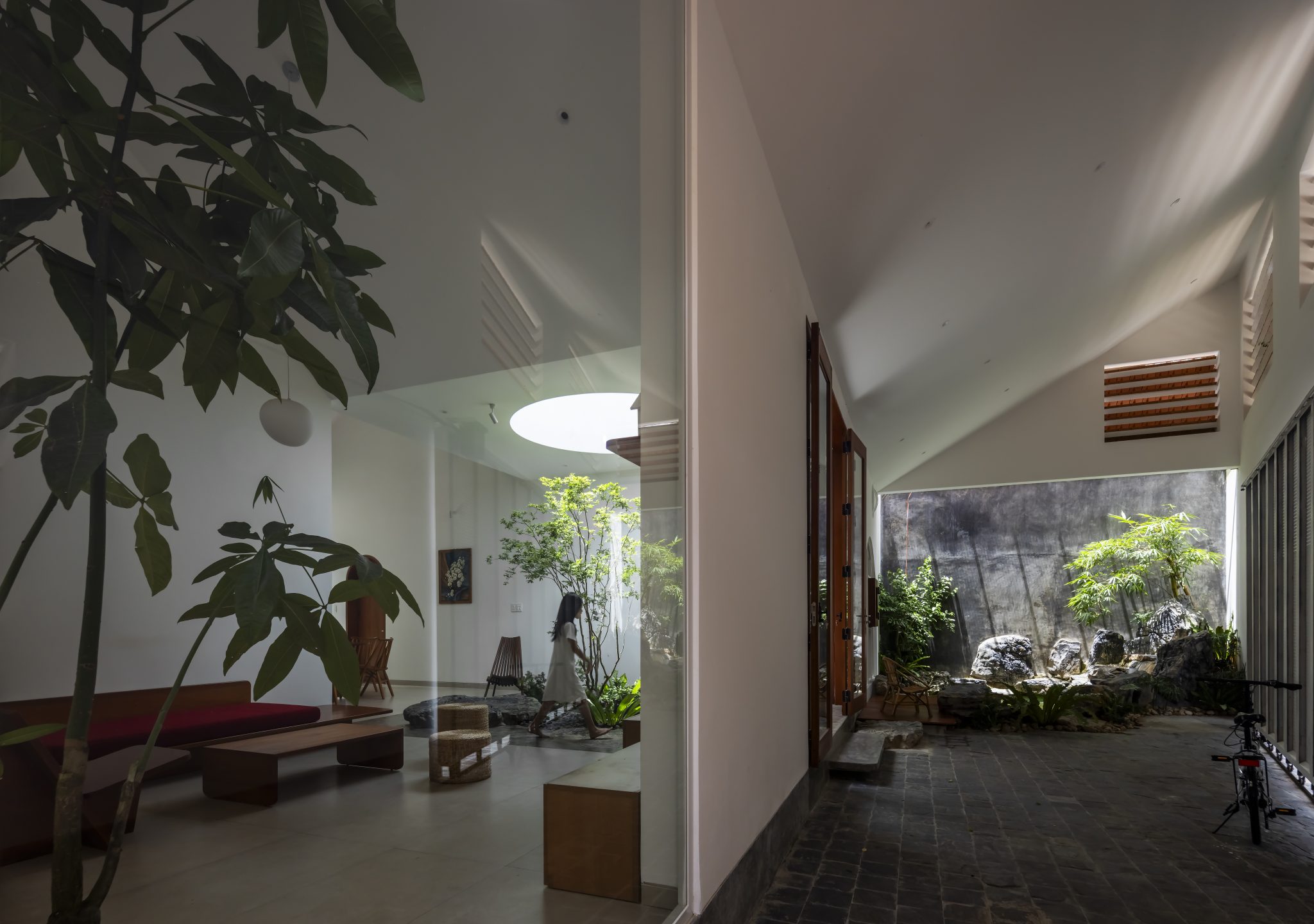 Tile House: Façades of Glimmering Tiles with a Story to Tell / Living Asean