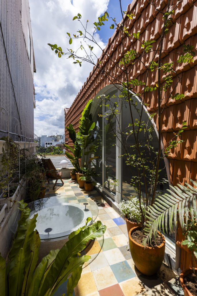 Tile House: Façades of Glimmering Tiles with a Story to Tell / Living Asean