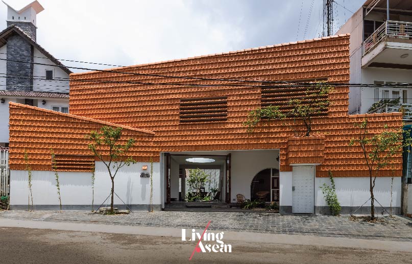 Tile House: Façades of Glimmering Tiles with a Story to Tell / Living Asean