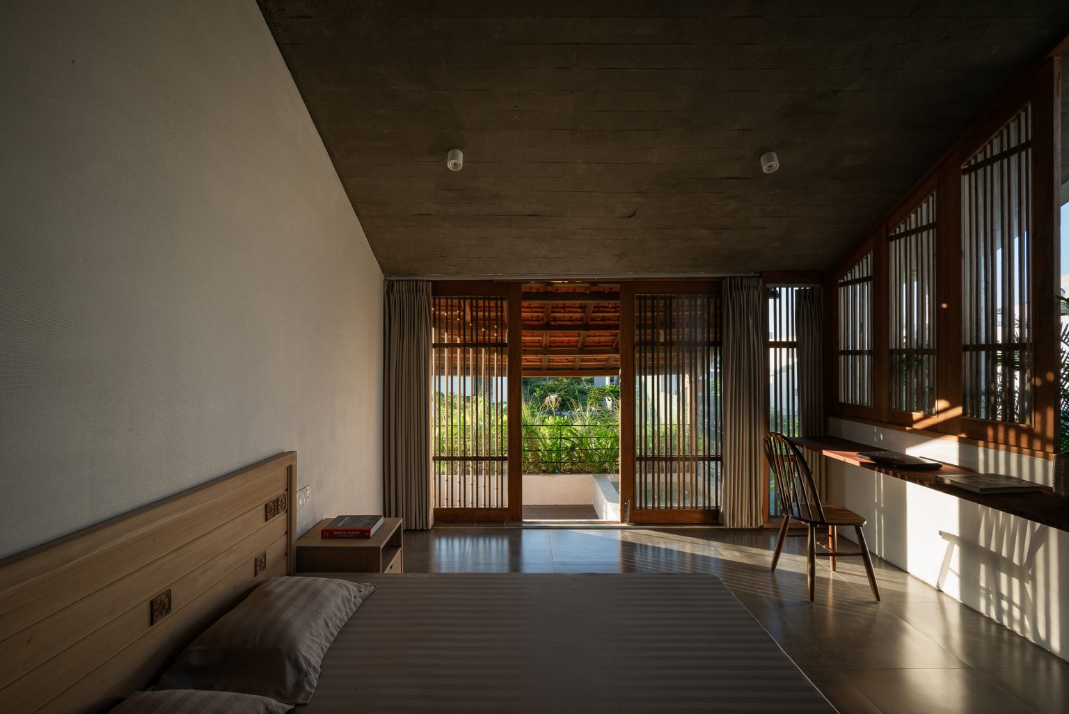 THE HIÊN HOUSE: A Concrete Home Full of Terrace Ideas / Living Asean