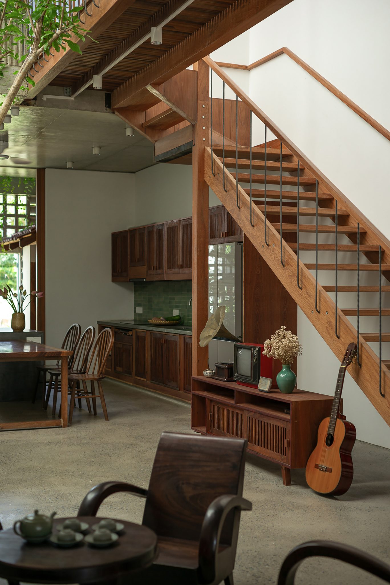 THE HIÊN HOUSE: A Concrete Home Full of Terrace Ideas / Living Asean