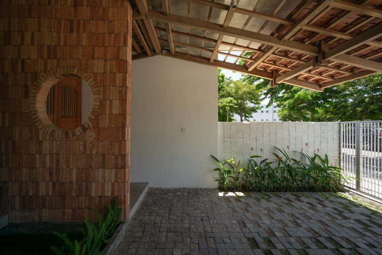 THE HIÊN HOUSE: A Concrete Home Full of Terrace Ideas / Living Asean