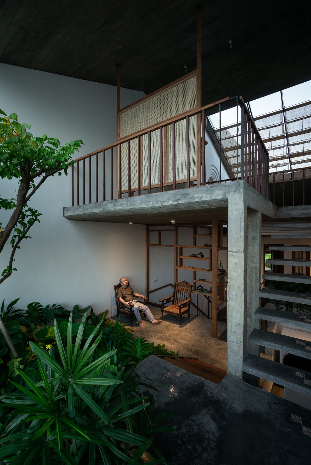 THE HIÊN HOUSE: A Concrete Home Full of Terrace Ideas / Living Asean