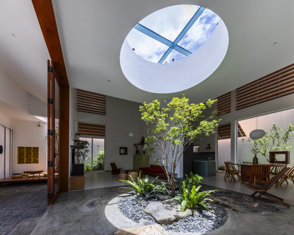 Tile House: Façades of Glimmering Tiles with a Story to Tell / Living Asean