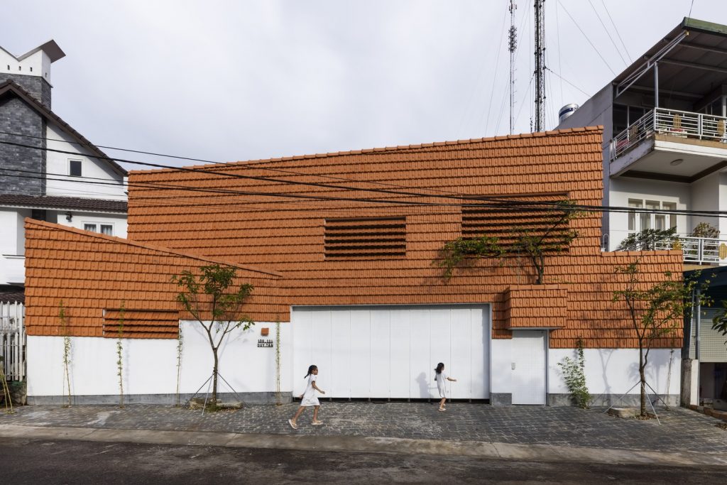 Tile House: Façades of Glimmering Tiles with a Story to Tell / Living Asean
