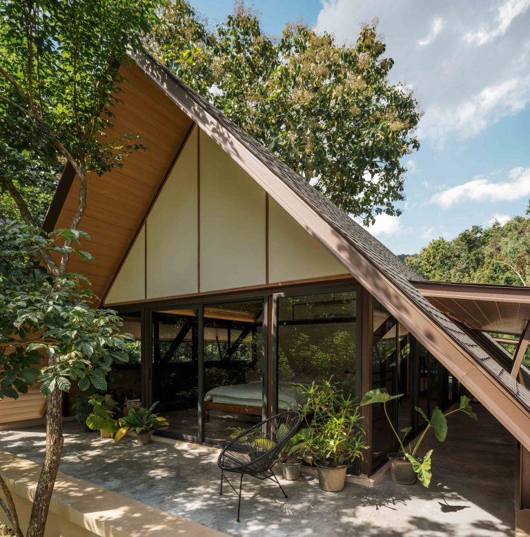 Mae Rim House: A House on the Hill with Fresh Air / Living Asean