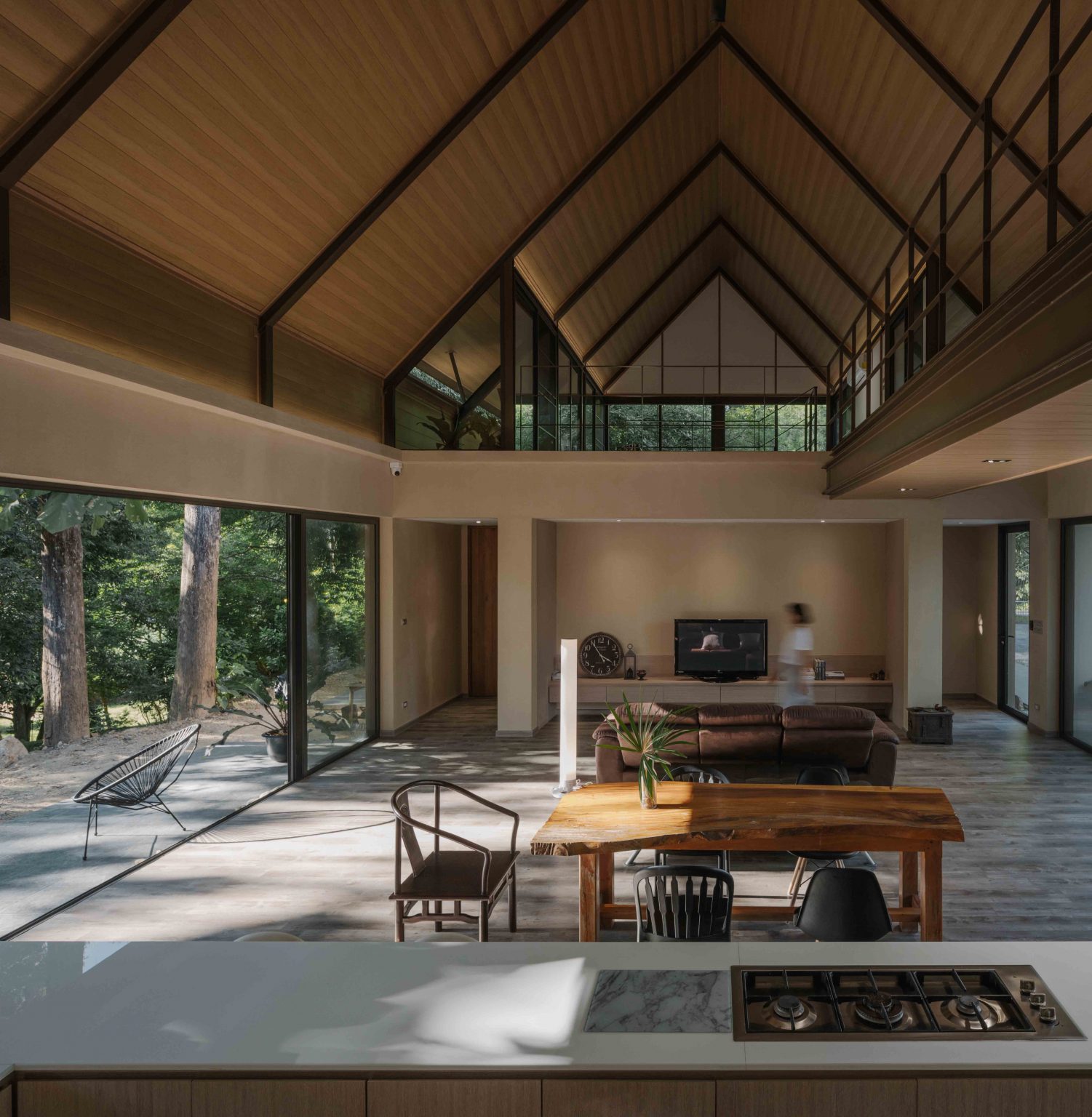 Mae Rim House: A House on the Hill with Fresh Air / Living Asean