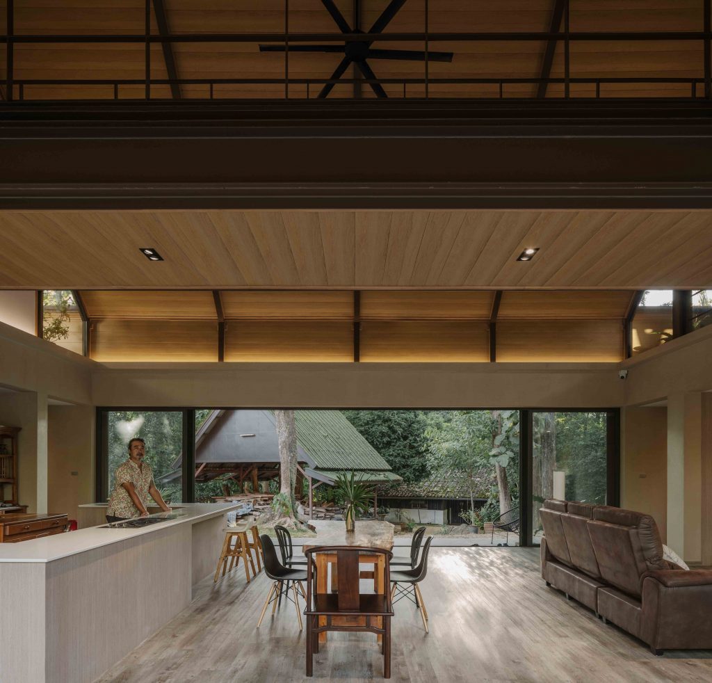 Mae Rim House: A House on the Hill with Fresh Air / Living Asean