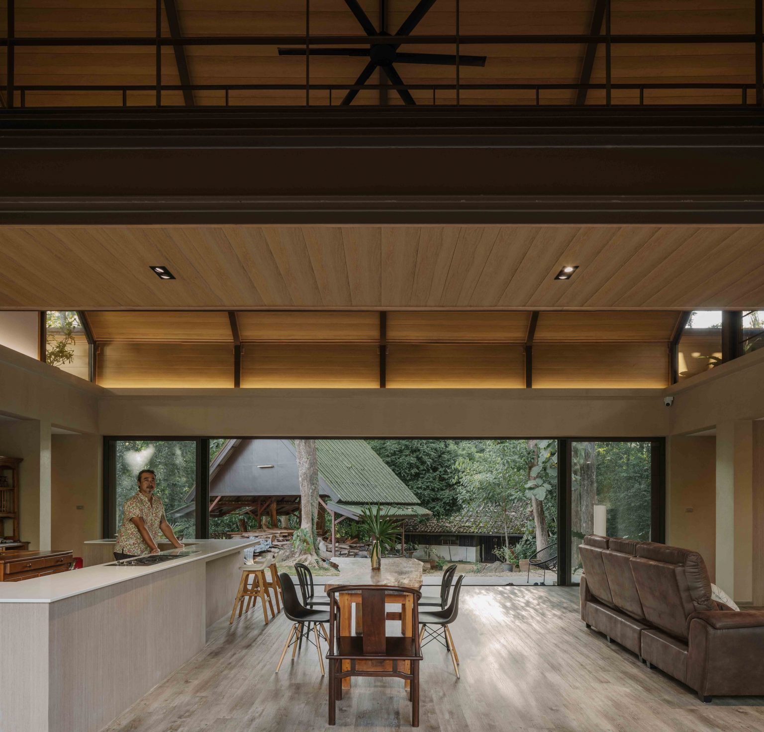 Mae Rim House: A House on the Hill with Fresh Air / Living Asean