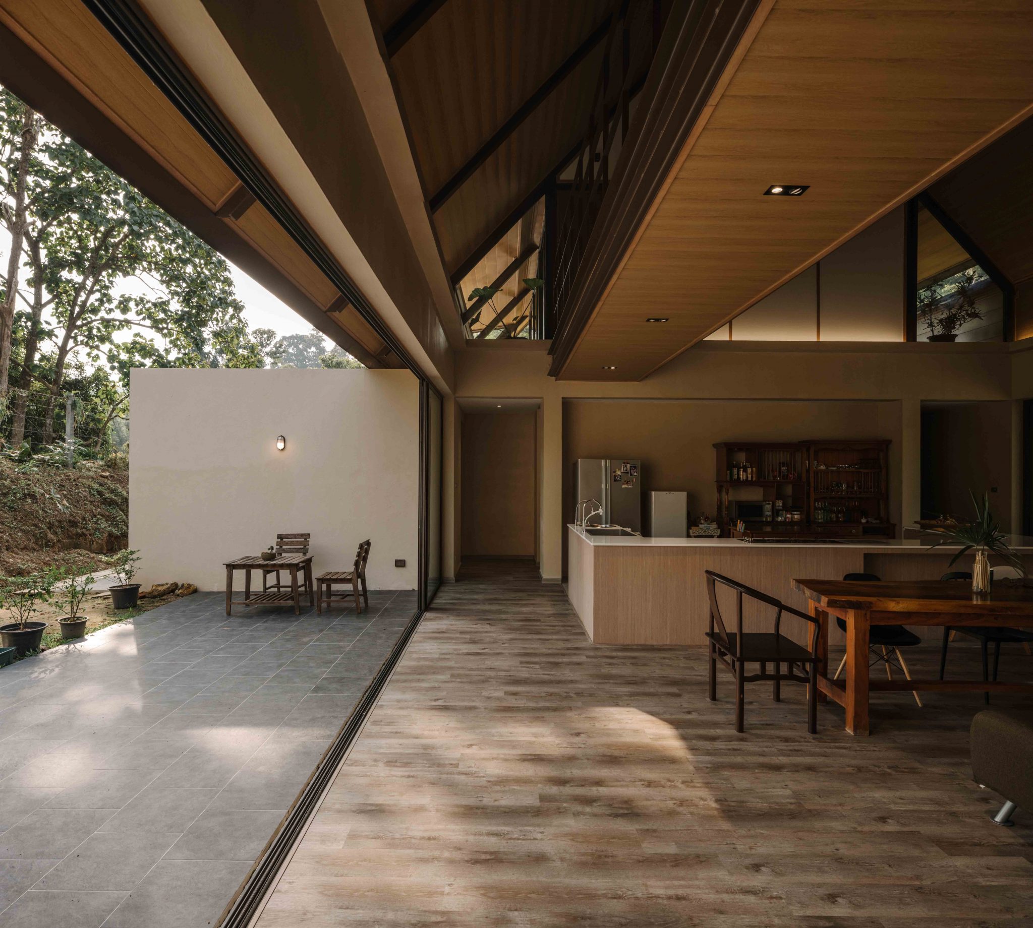 Mae Rim House: A House on the Hill with Fresh Air / Living Asean