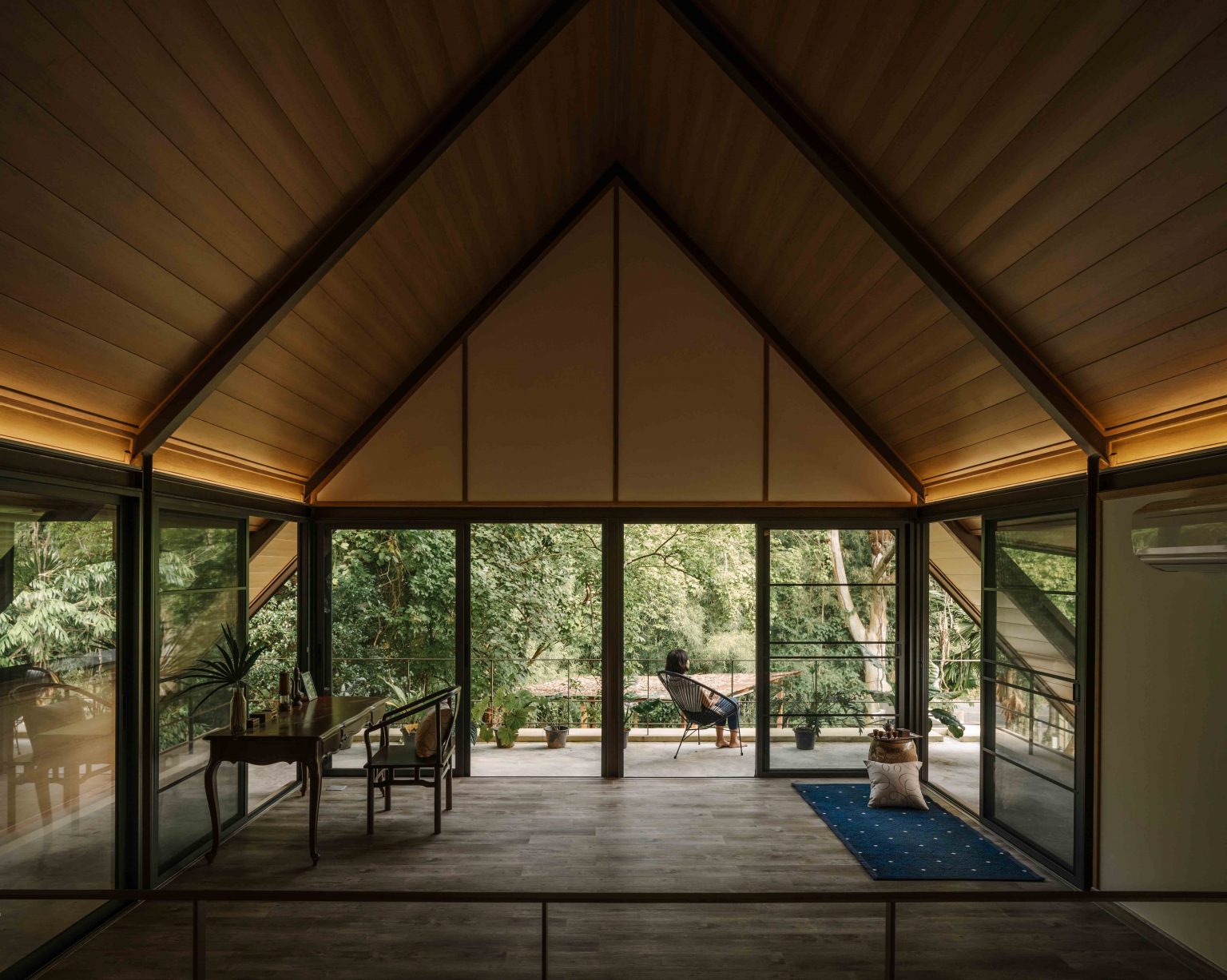 Mae Rim House: A House on the Hill with Fresh Air / Living Asean