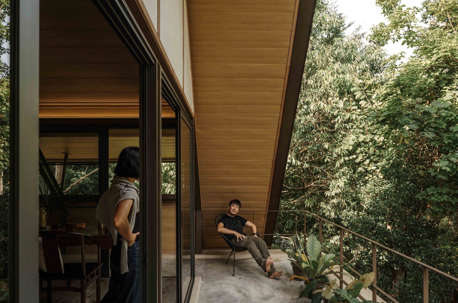 Mae Rim House: A House on the Hill with Fresh Air / Living Asean