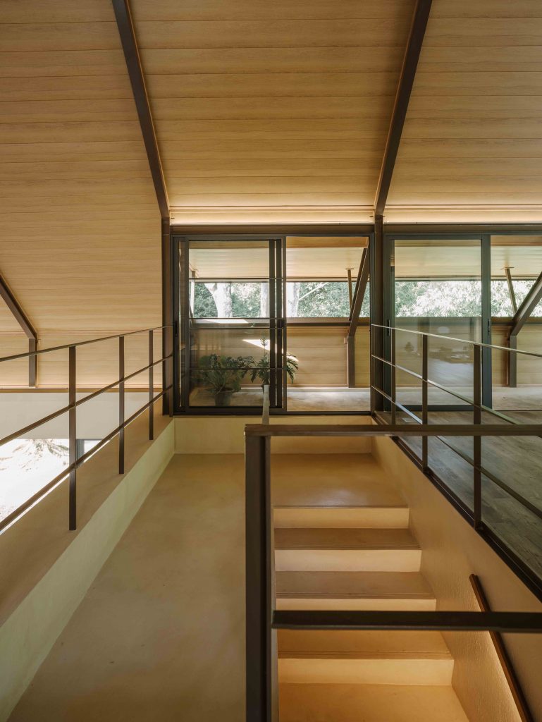 Mae Rim House: A House on the Hill with Fresh Air / Living Asean