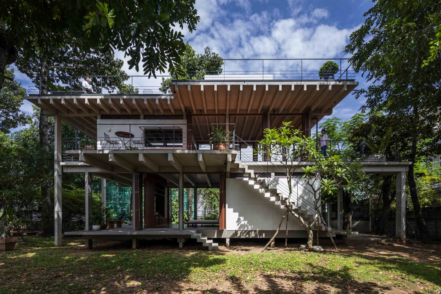 The Floating House in Thu Duc: A Home That Fits Right in Nature ...