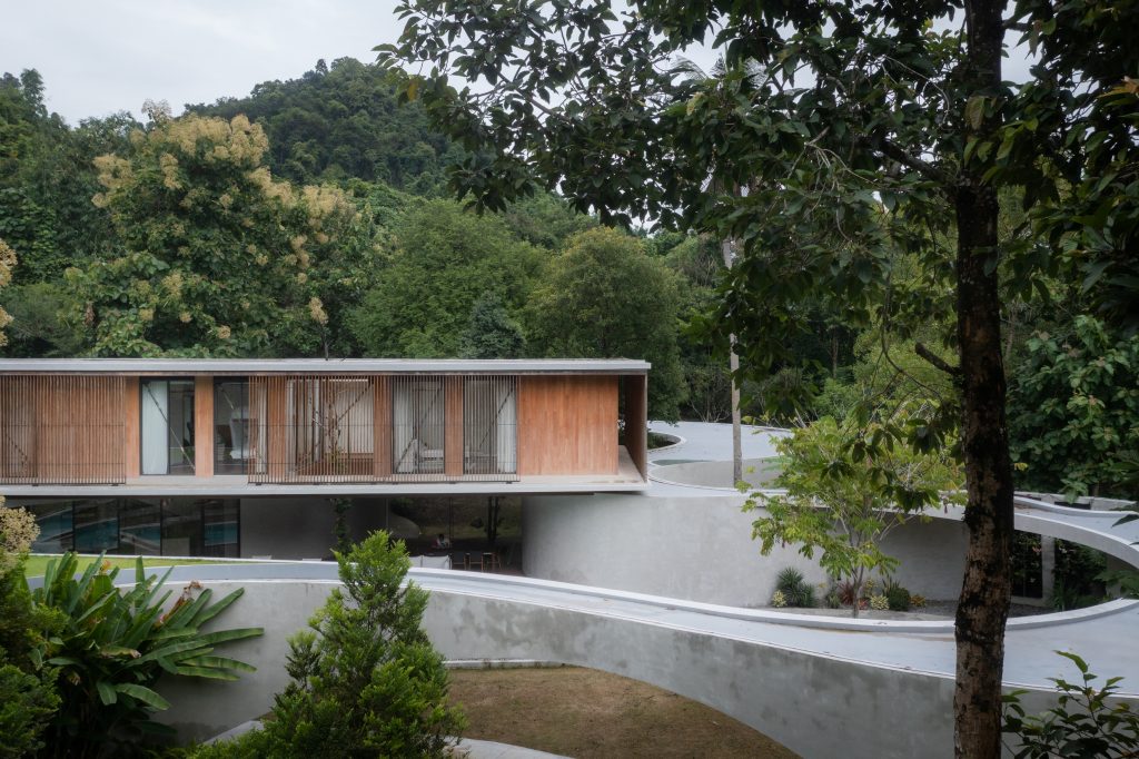 Winding Villa: A Retreat Where Design Syncs with the Wild / Living Asean