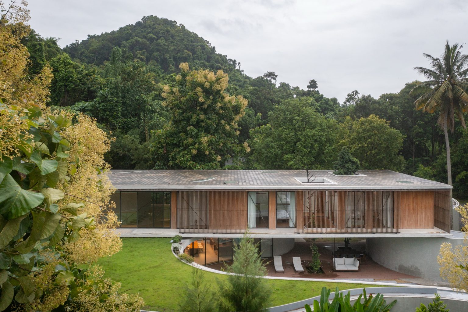 Winding Villa: A Retreat Where Design Syncs with the Wild / Living Asean