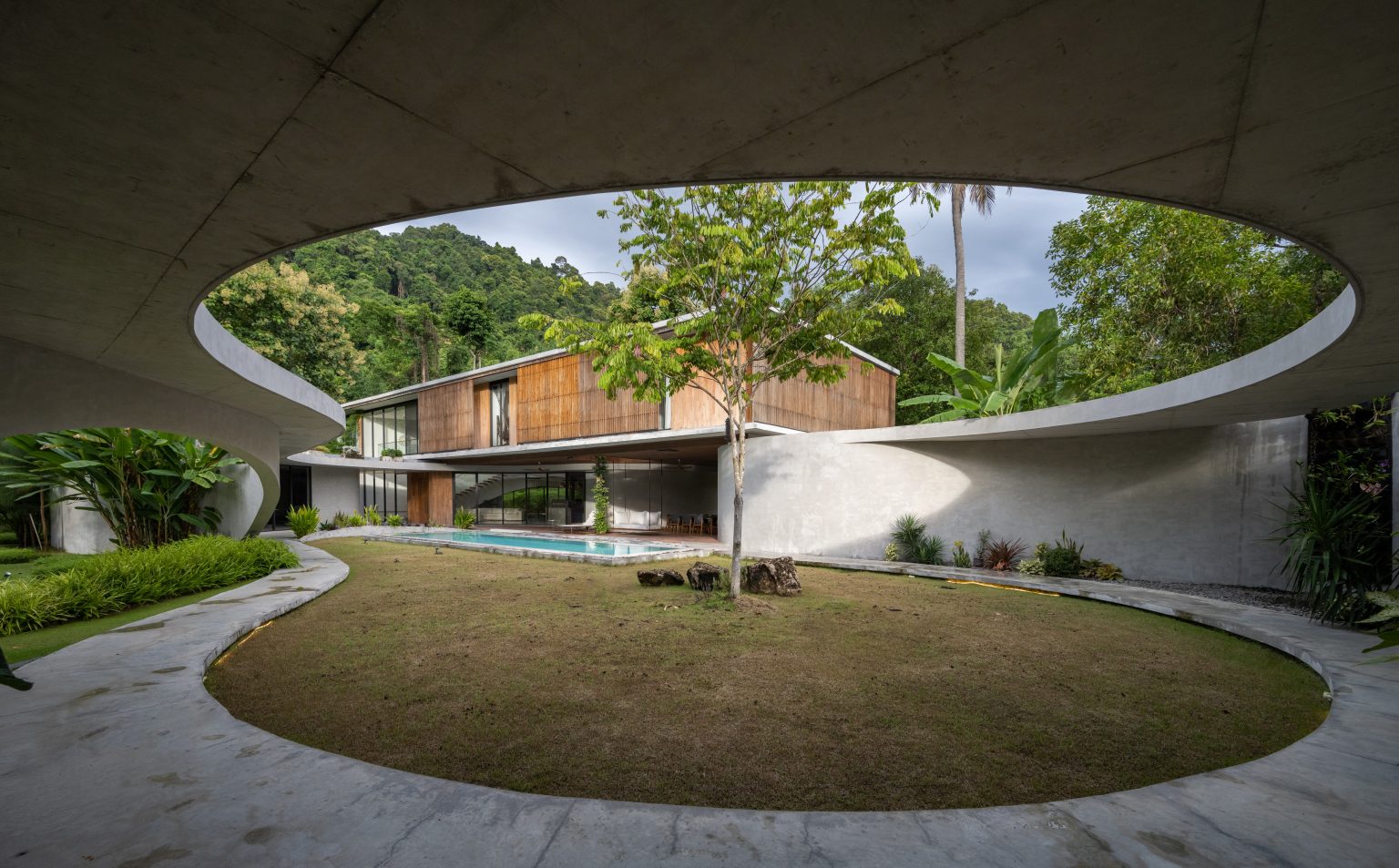 Winding Villa: A Retreat Where Design Syncs with the Wild / Living Asean