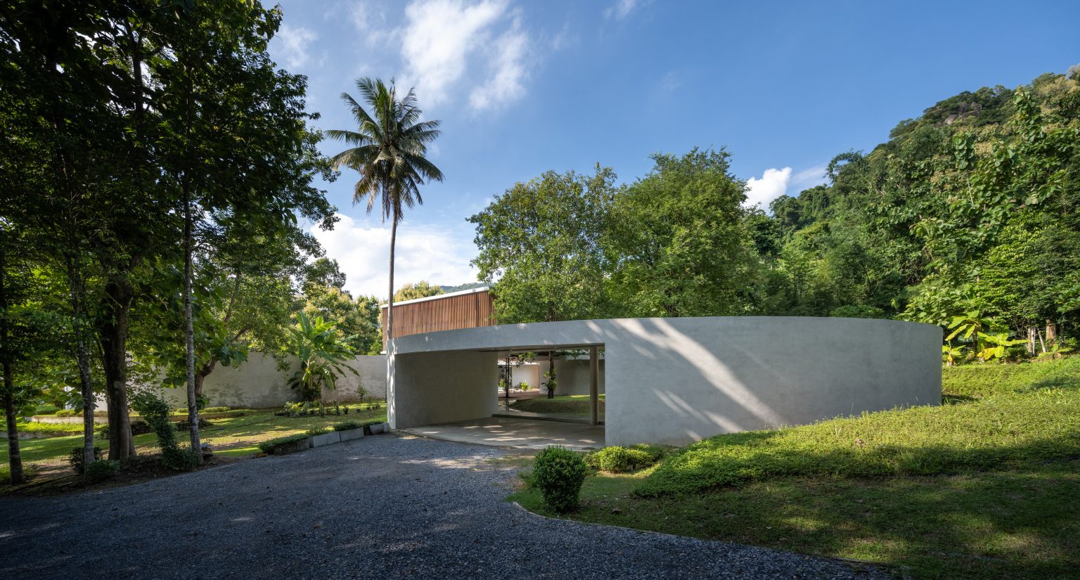 Winding Villa: A Retreat Where Design Syncs with the Wild / Living Asean