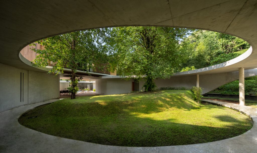 Winding Villa: A Retreat Where Design Syncs with the Wild / Living Asean