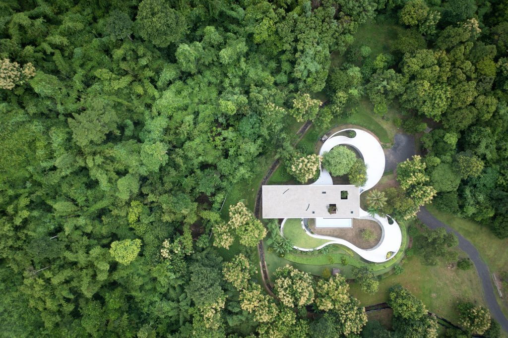 Winding Villa: A Retreat Where Design Syncs with the Wild / Living Asean