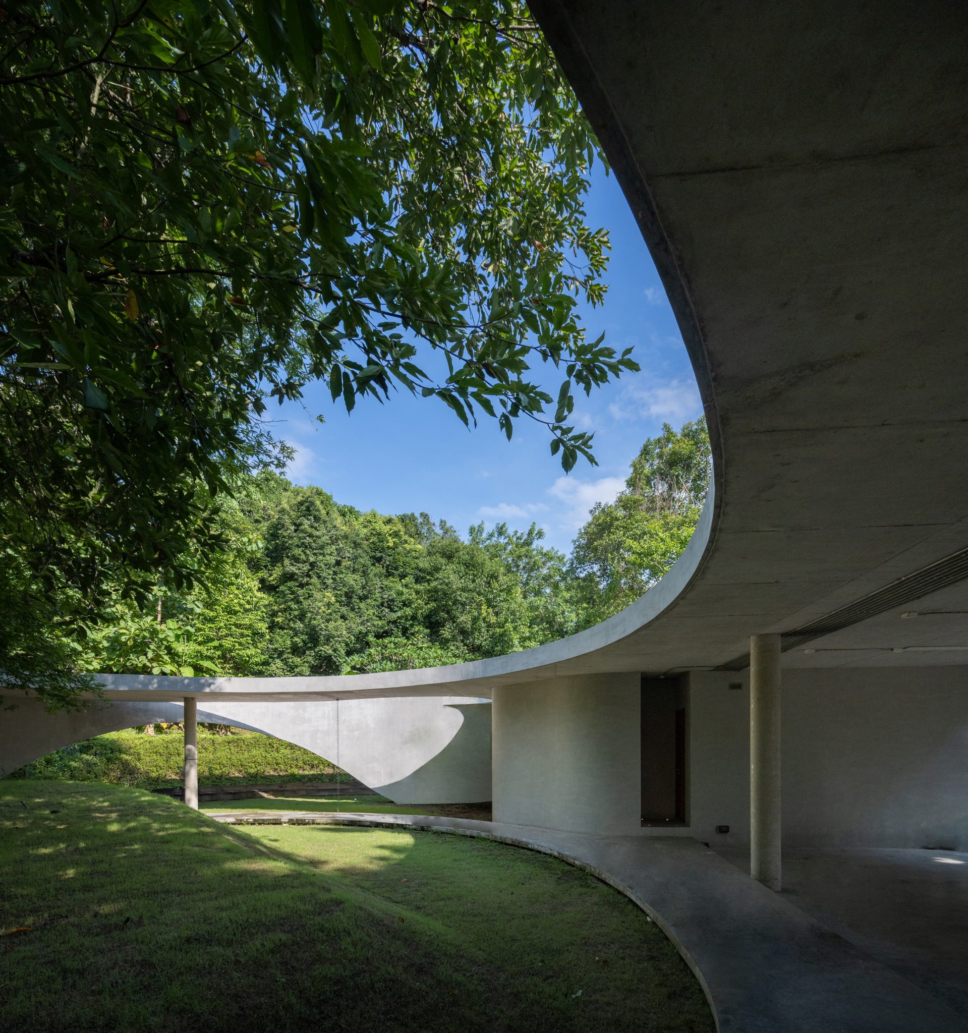 Winding Villa: A Retreat Where Design Syncs with the Wild / Living Asean