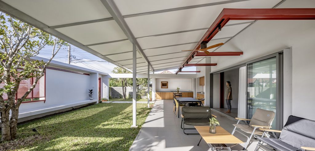 EE House: A Small White House Connected to Nature / Living Asean