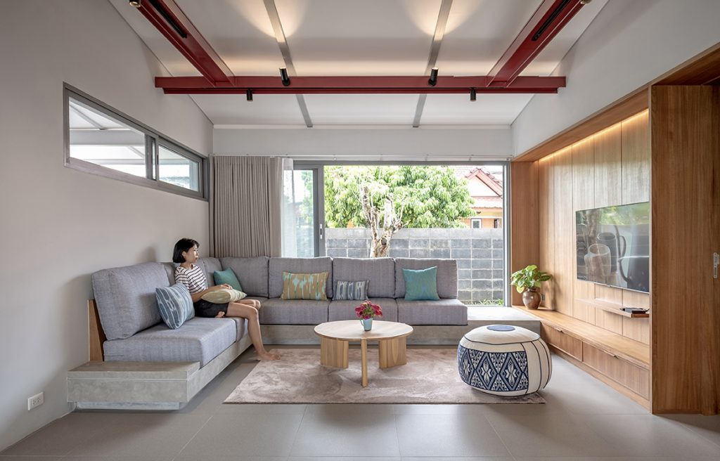 EE House: A Small White House Connected to Nature / Living Asean