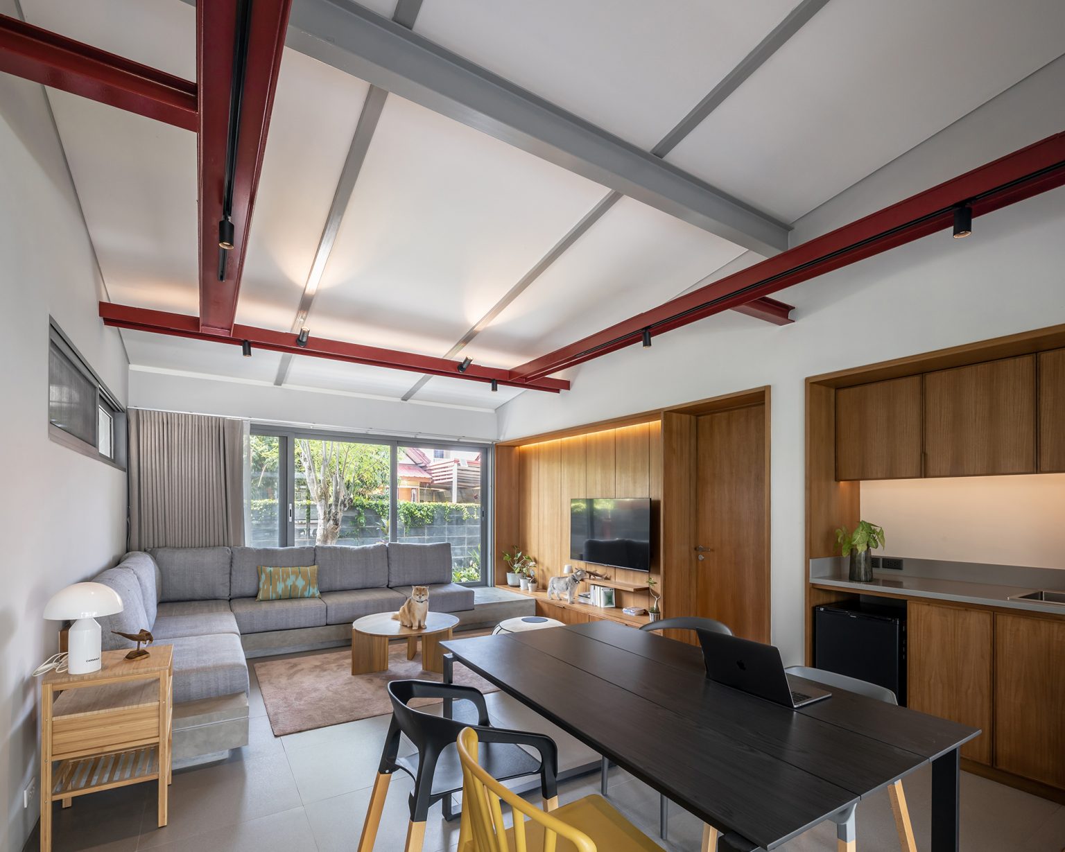 EE House: A Small White House Connected to Nature / Living Asean