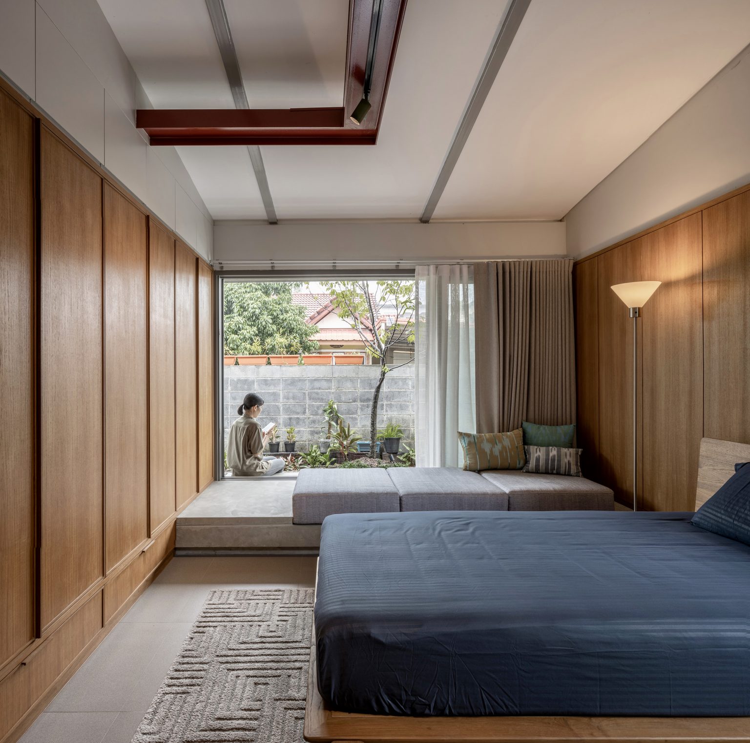 EE House: A Small White House Connected to Nature / Living Asean