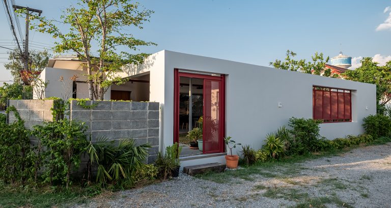 EE House: A Small White House Connected to Nature / Living Asean