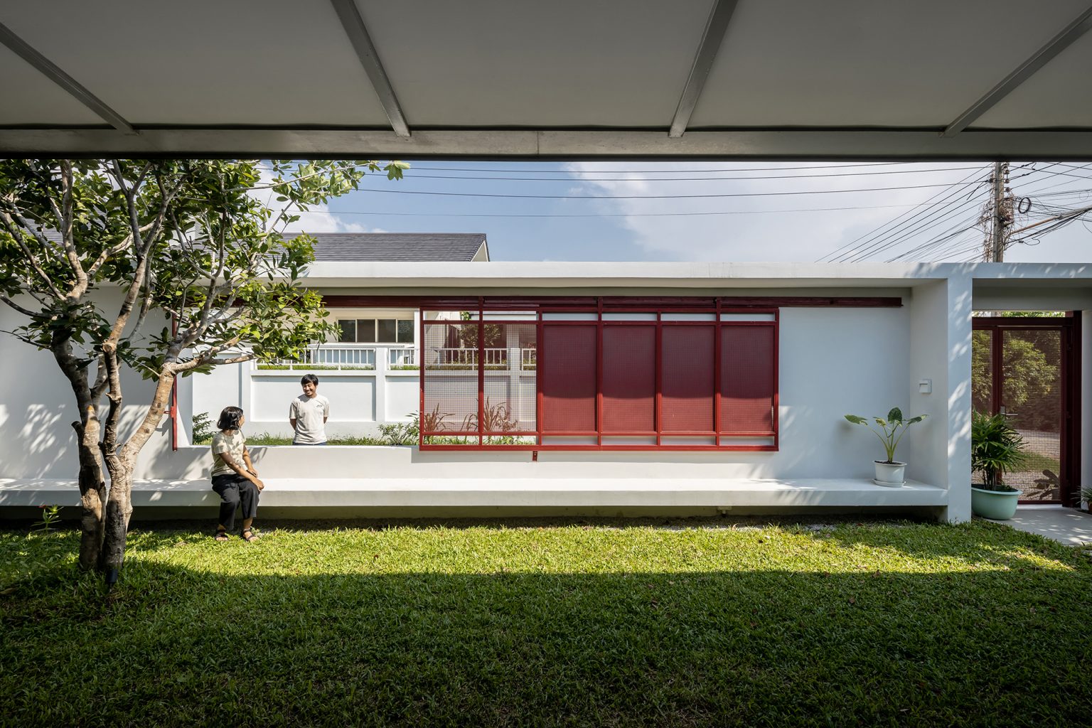 EE House: A Small White House Connected to Nature / Living Asean