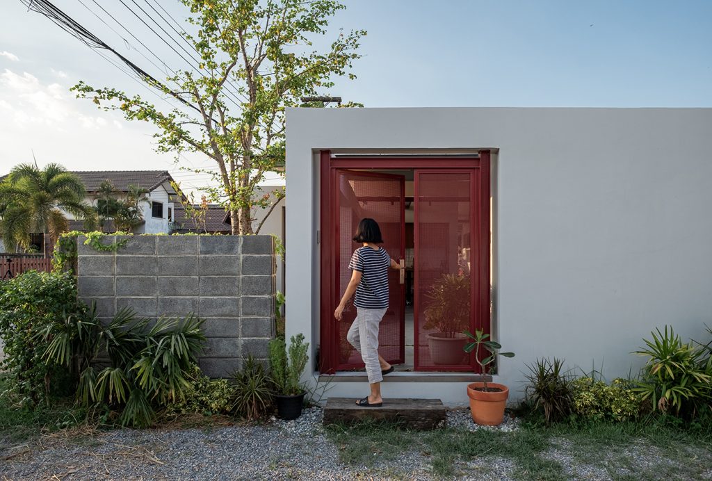 EE House: A Small White House Connected to Nature / Living Asean
