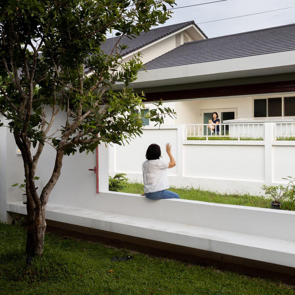 EE House: A Small White House Connected to Nature / Living Asean
