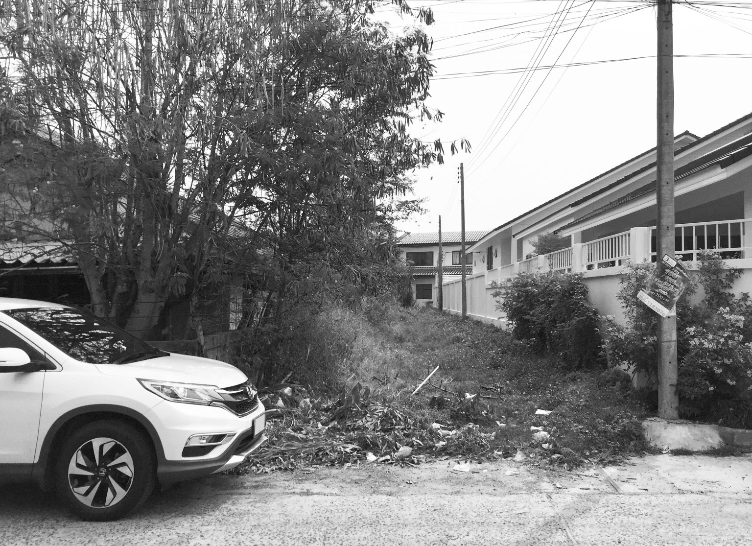 EE House: A Small White House Connected to Nature / Living Asean